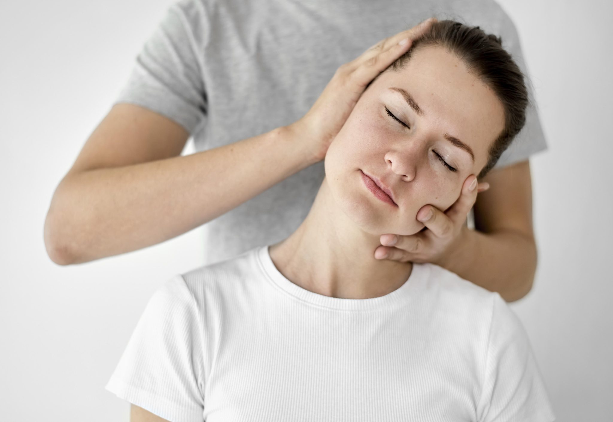 Chiropractic Care for Neck Pain: Everything You Need to Know - Evolve ...